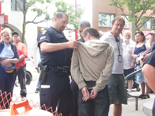 AHA MEDIA at the scene of a supected thief being tackled in the middle ...